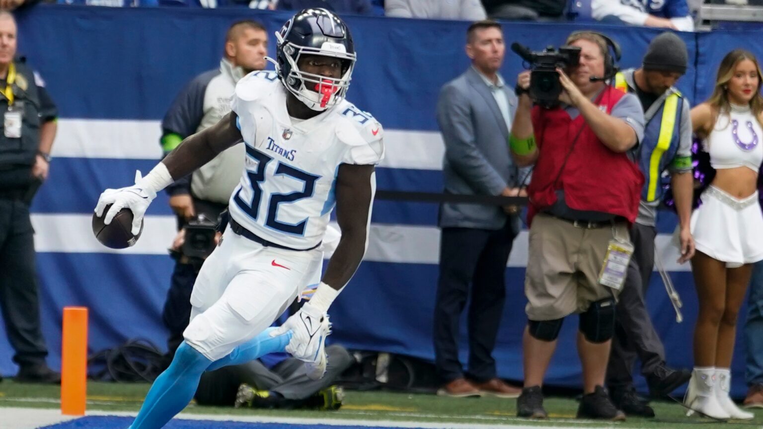 Early Fantasy Football Week 6 Waiver Wire: Tyjae Spears, Roschon ...